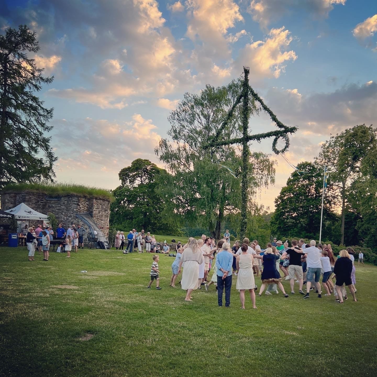 Midsommarfirande i Gräfsnäs slottspark - Equmeniakyrkan Gräfsnäs Sollebrunn